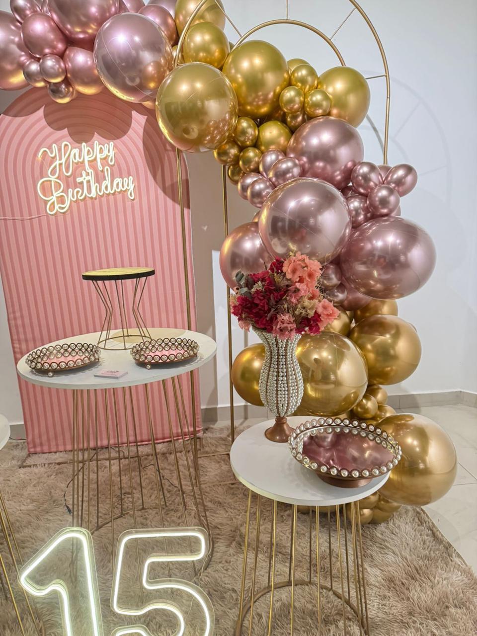 15 Anos Painel Oval Ripado Bege – Adulto – Decoração em Balões com Arco ...